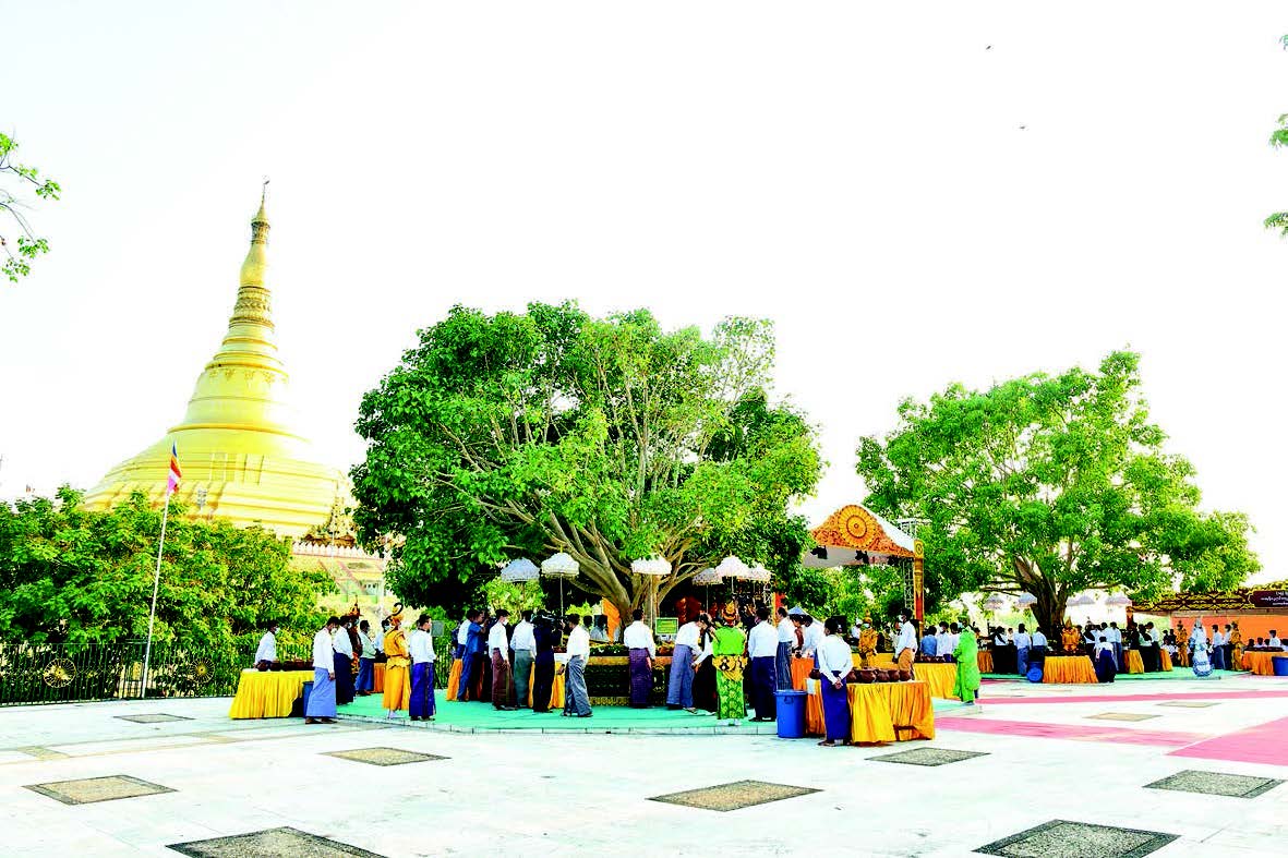 SAC Chairman Prime Minister Senior General Min Aung Hlaing, wife Daw Kyu Kyu Hla and party pour ...