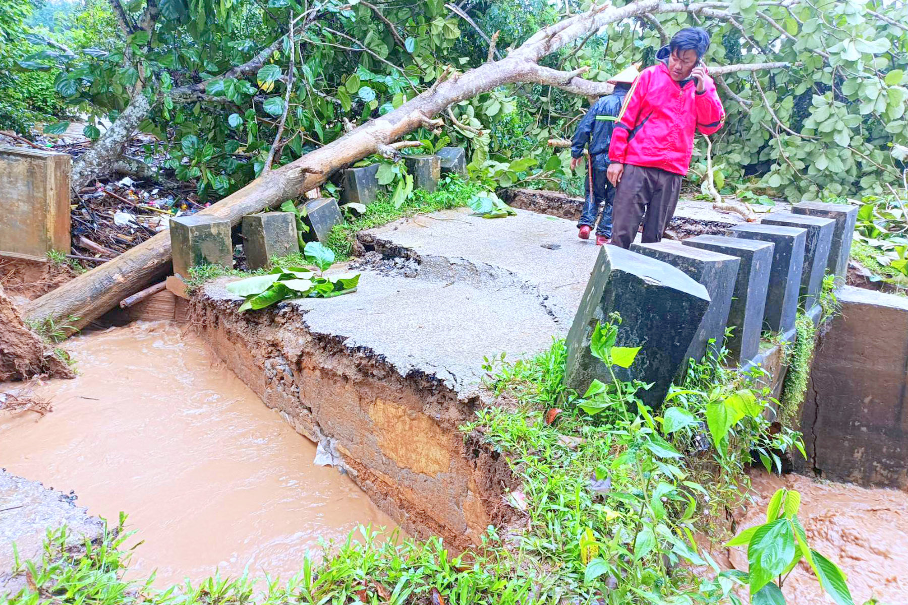 Bridge collapsed in Mongyawng Township due to heavy rain | Myanmar ...