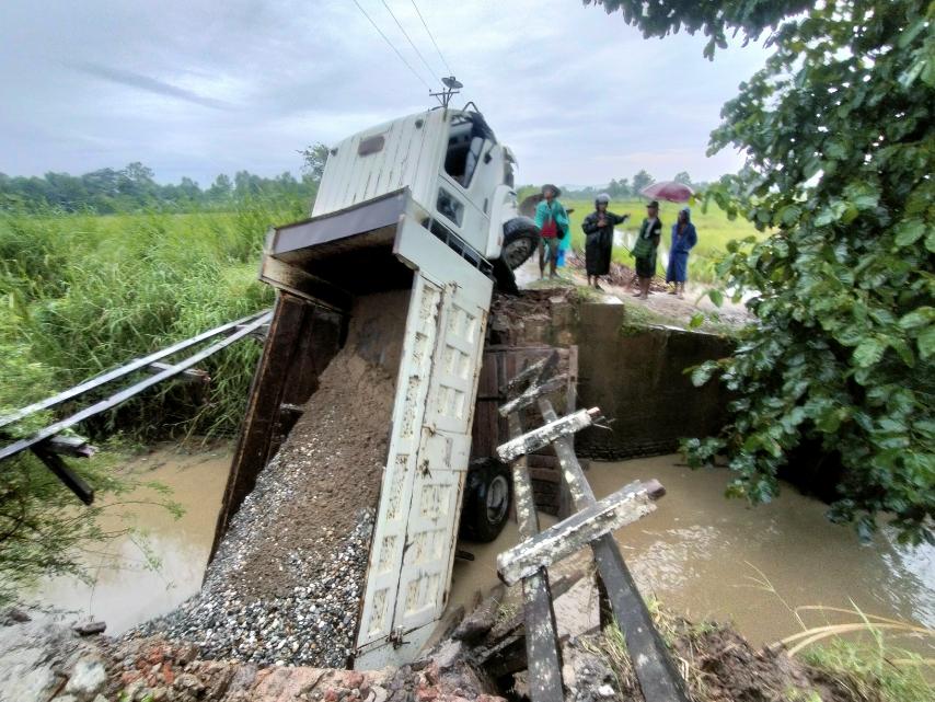 Wooden bridge collapsed in Bago Region's Oktwin Township | Myanmar ...