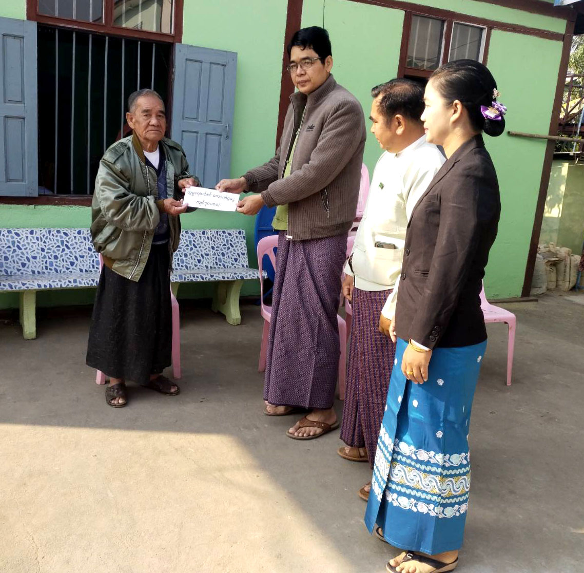 Senior citizens in Monghsat District receive cash assistance | Myanmar ...