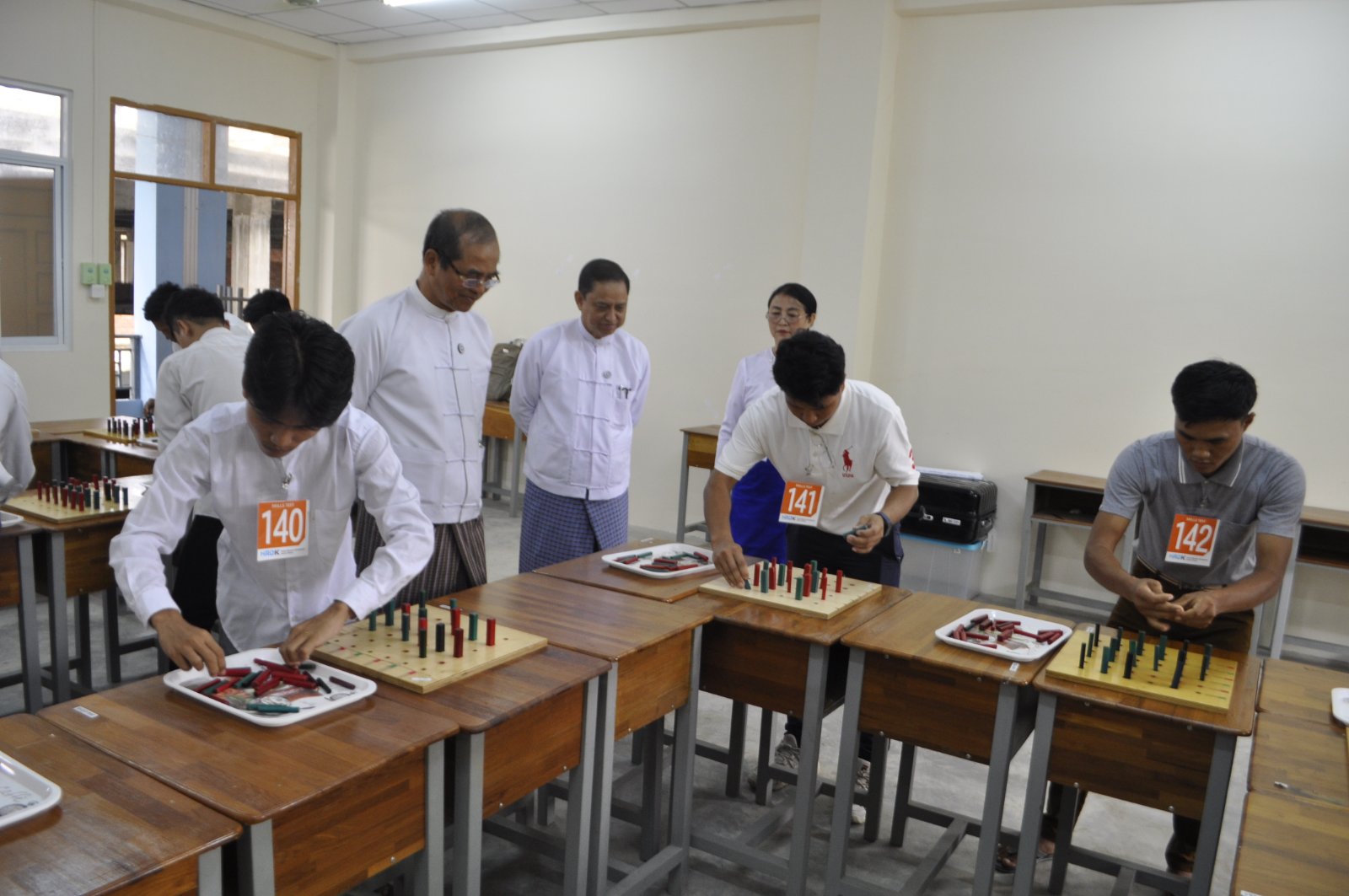 ဒုတိယဝန်ကြီး ဦးဝင်းရှိန် EPS – TOPIK Skills Test စာမေးပွဲဖြေဆိုနေမှုကို ...