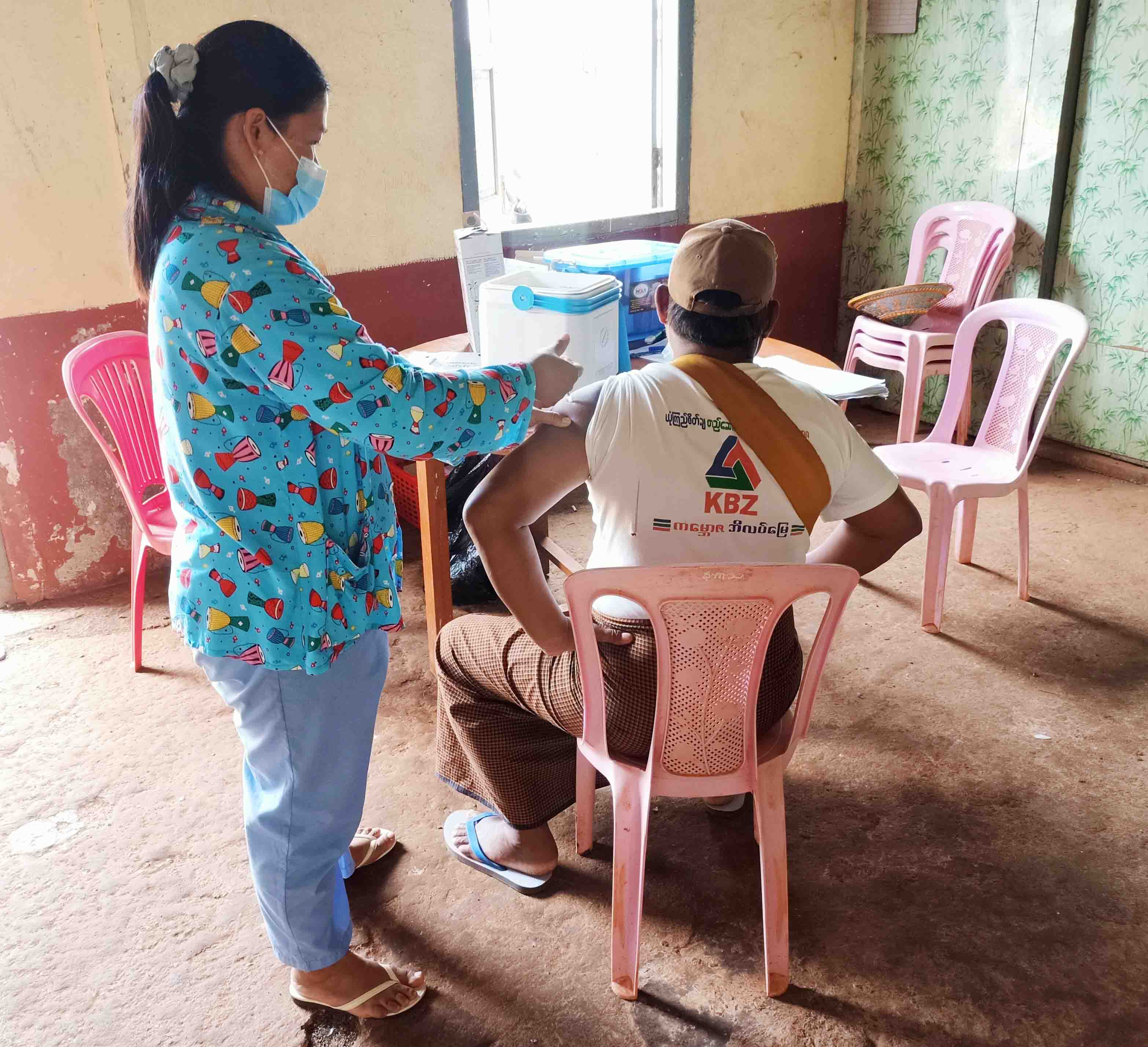 Local people above 15 years old in Hsi Hseng Township receive COVID-19 ...