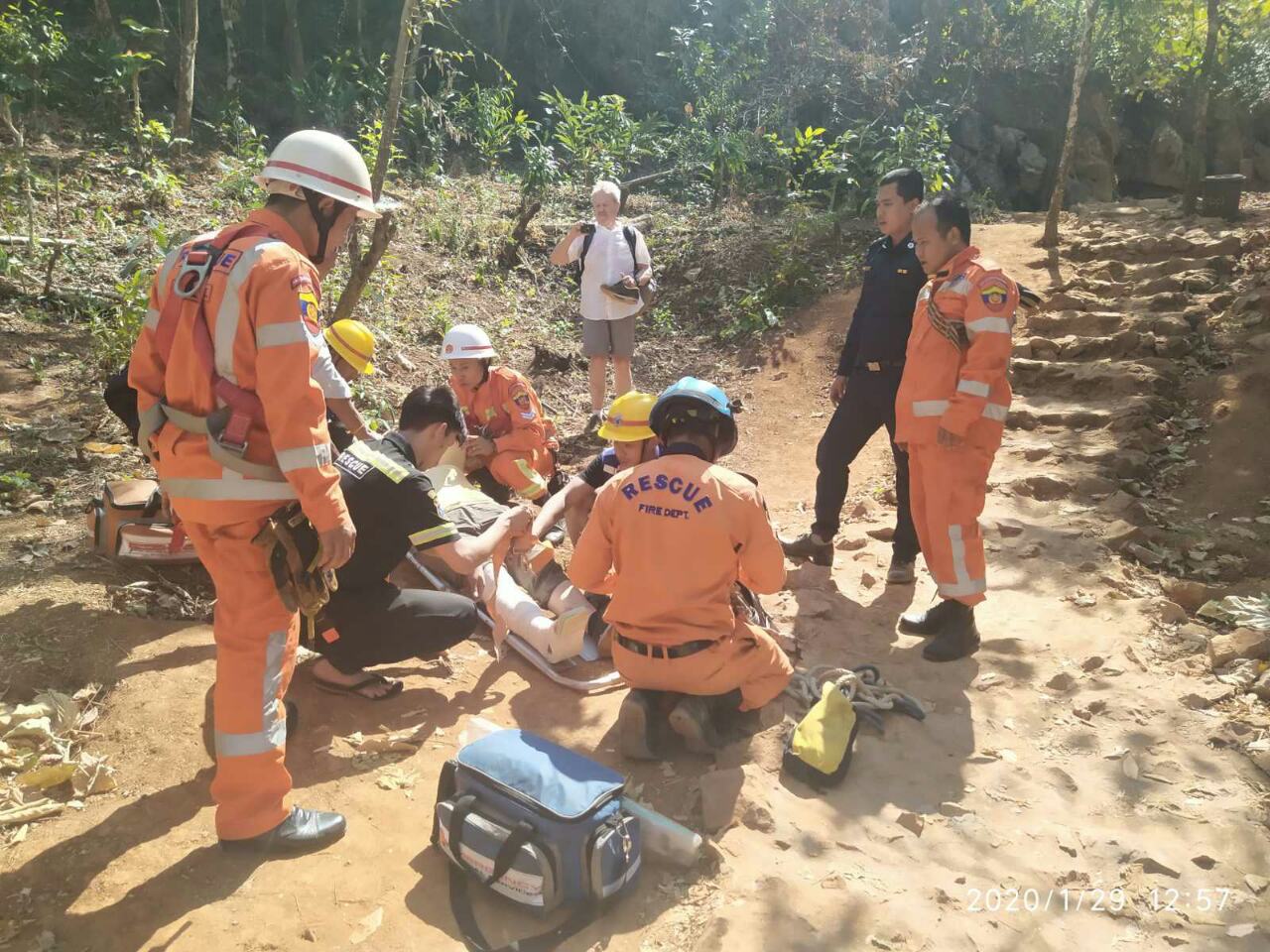ဂျာမနီနိုင်ငံသူတစ်ဦး ဘားအံမြို့နယ်ရှိ တောင်ဝိုင်းဘုရားပေါ်မှ ခြေချော်ပ ...